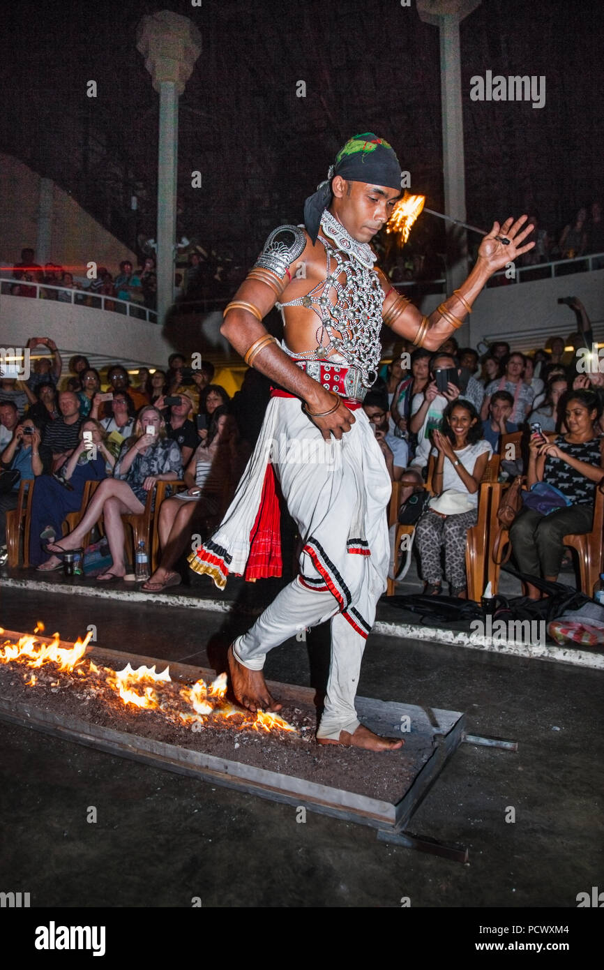 Kandy esala perahera dance hi-res stock photography and images - Alamy