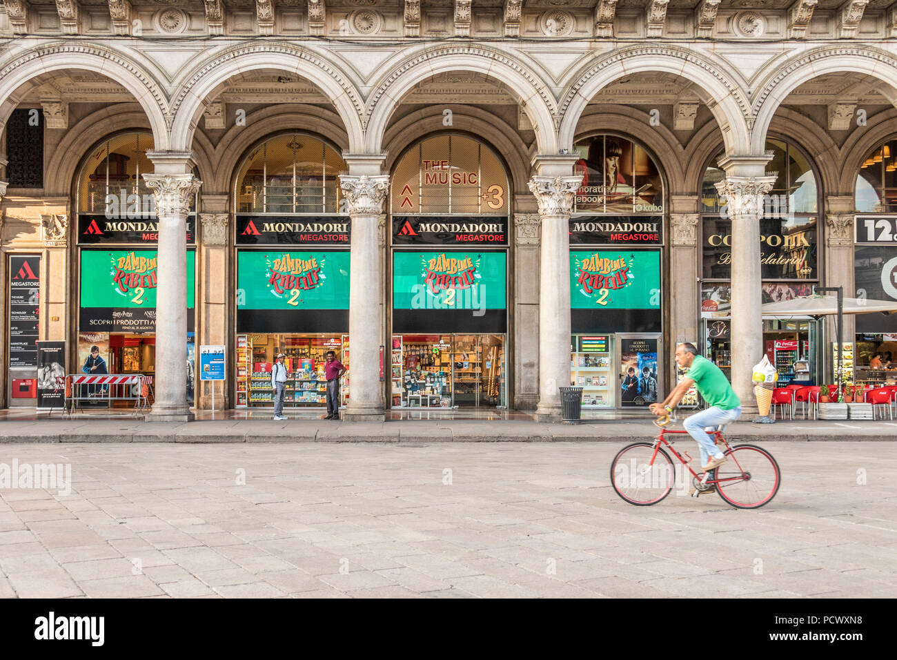 Cyclist in Pizza Del Duomo Milan Italy Stock Photo - Alamy
