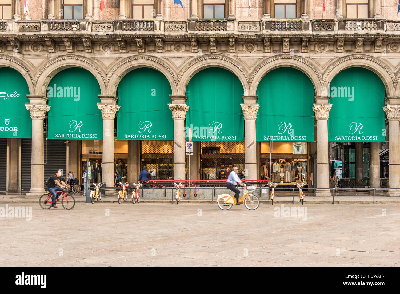 Cyclist in Pizza Del Duomo Milan Italy Stock Photo - Alamy