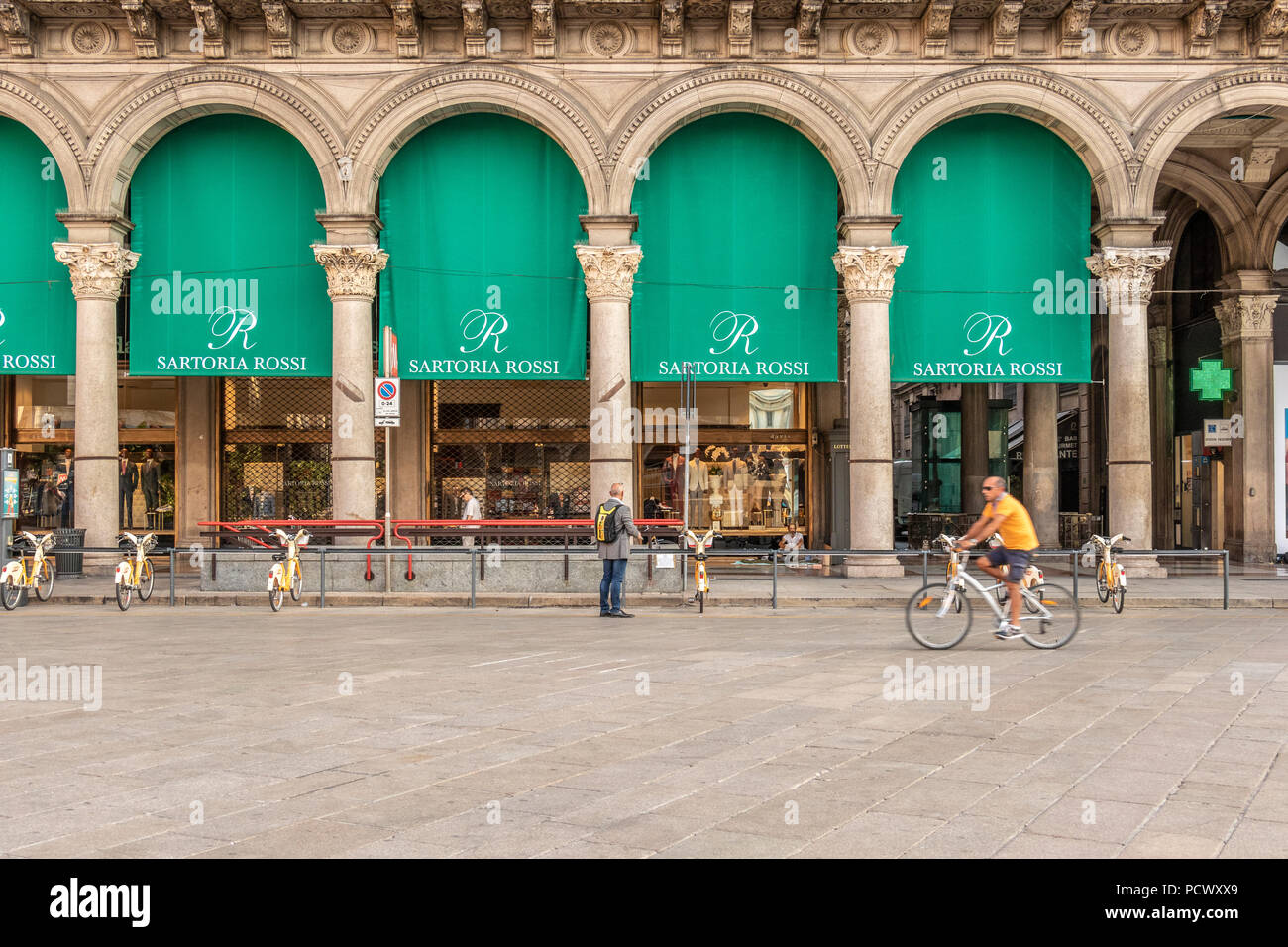 Cyclist in Pizza Del Duomo Milan Italy Stock Photo - Alamy