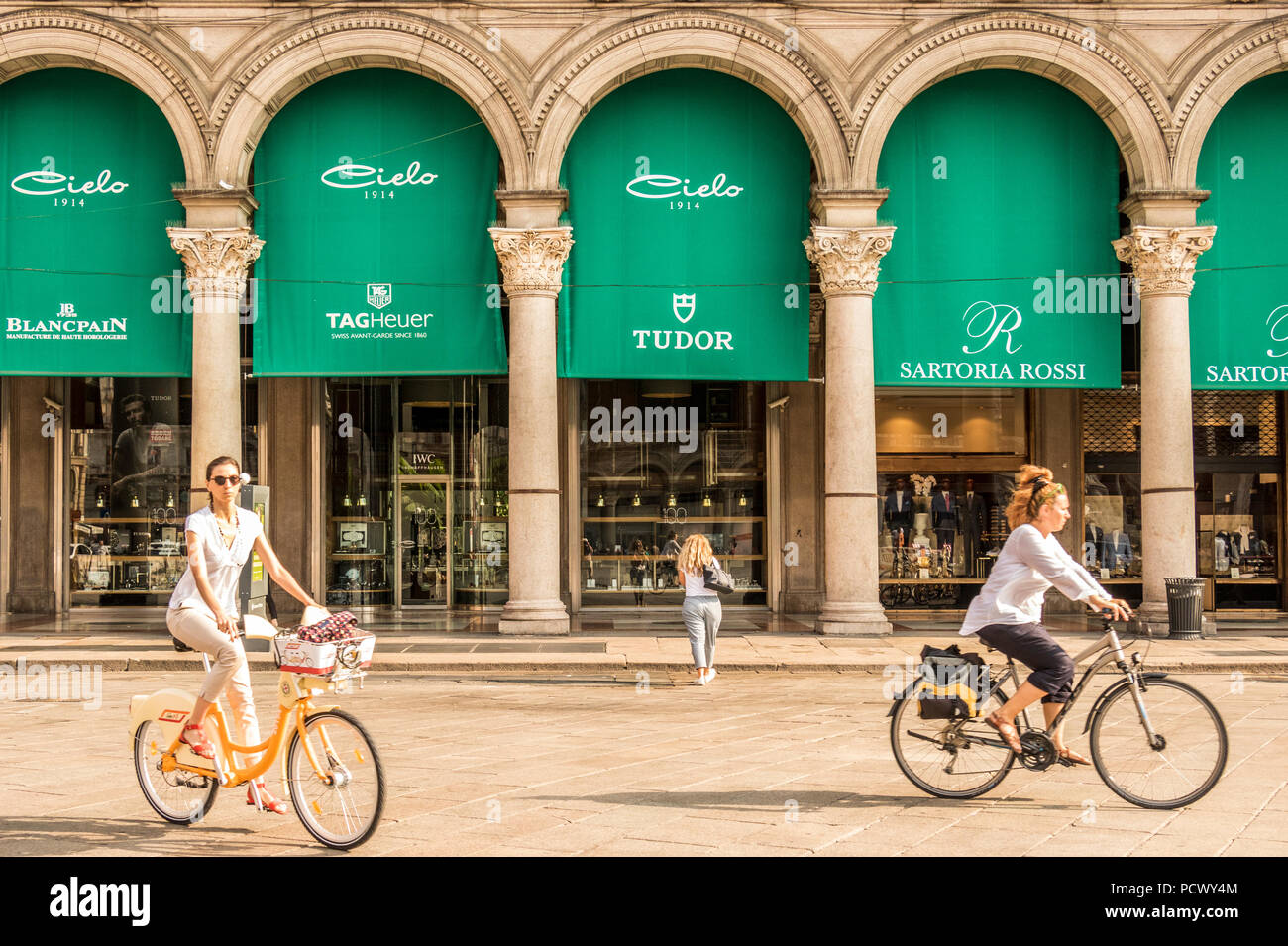 Cyclist in Pizza Del Duomo Milan Italy Stock Photo - Alamy