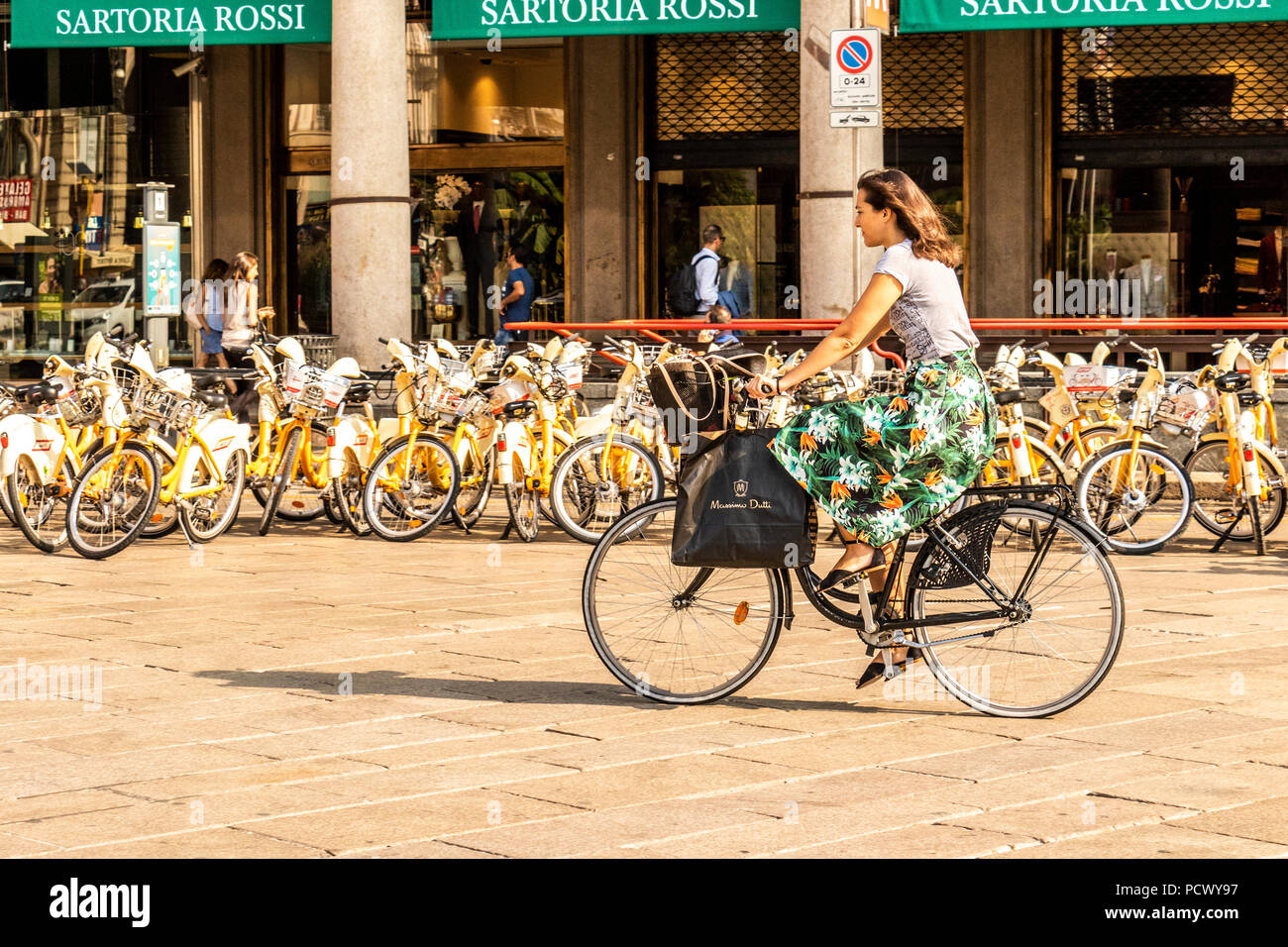 Cyclist in Pizza Del Duomo Milan Italy Stock Photo - Alamy