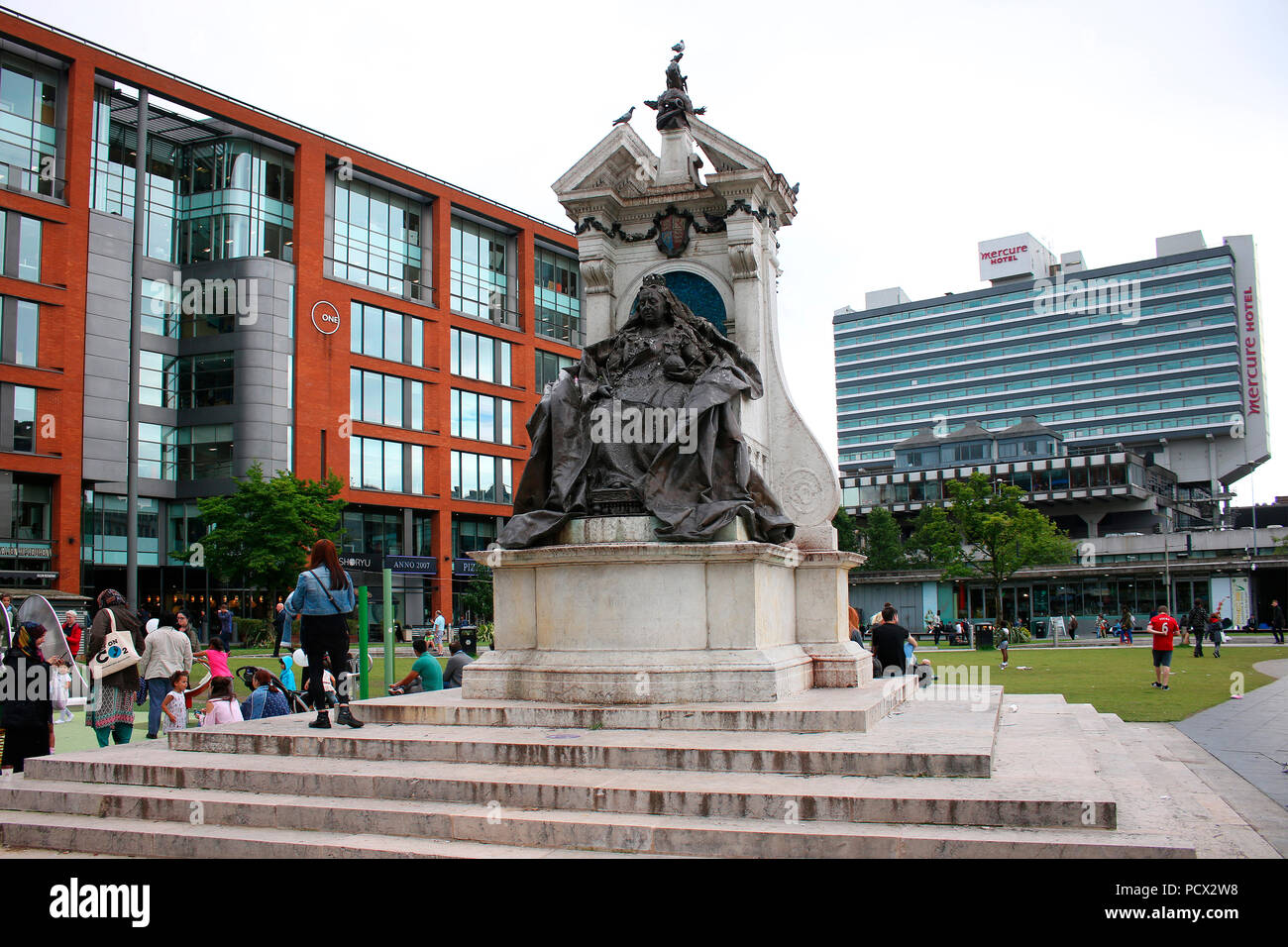 Queen Victoria Statue, Piccaddilly Gardens, Manchester, England Stock Photo - Alamy