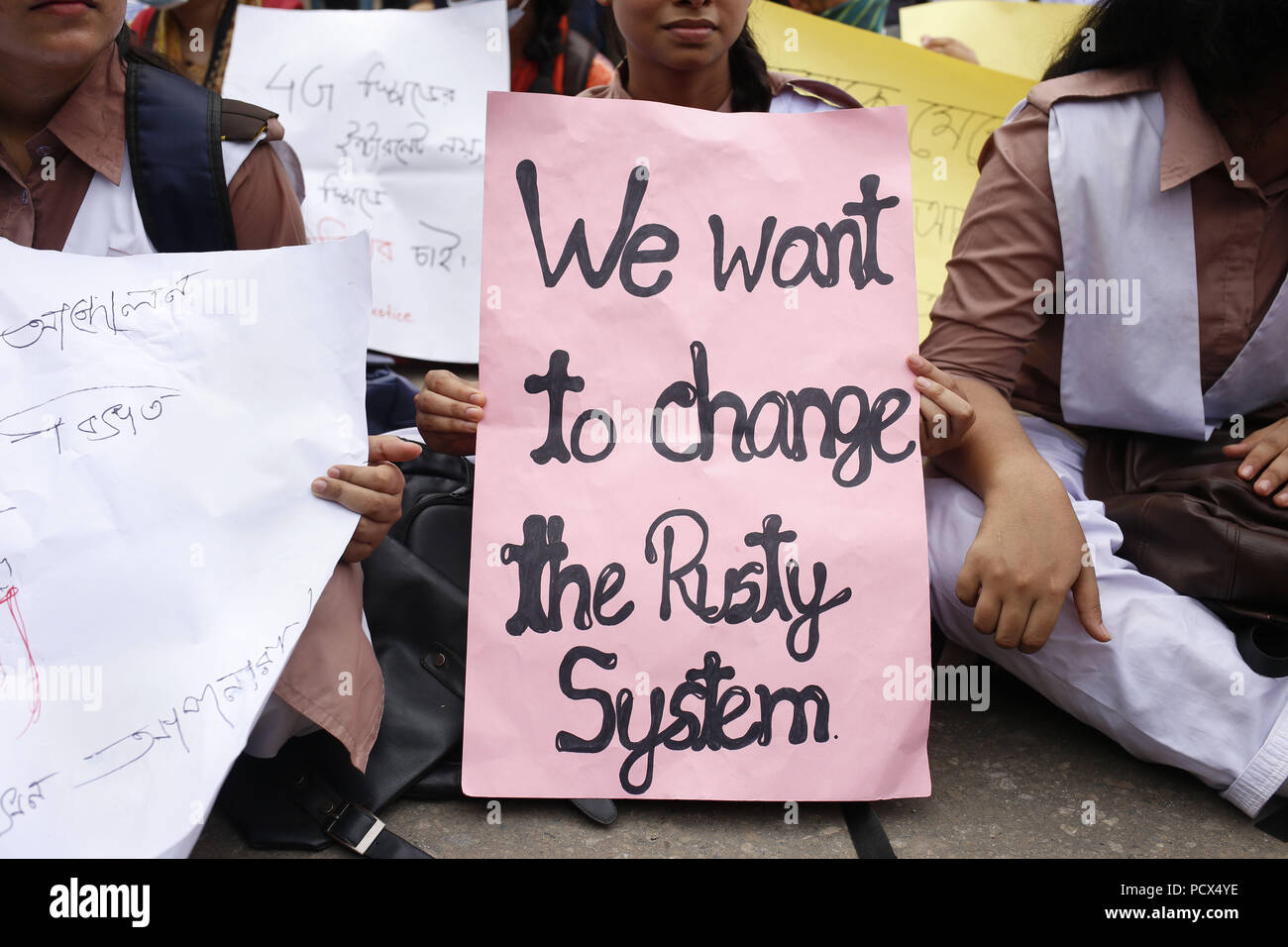 Dhaka, Bangladesh. 4th Aug, 2018. Students hold poster as they ...