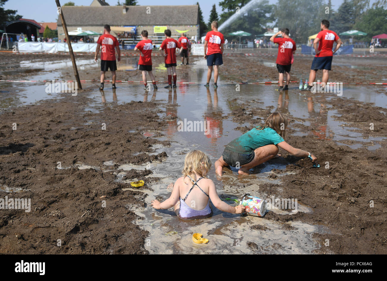 Woellnau, Germany. 04th Aug, 2018. Children play in a muddy field at ...