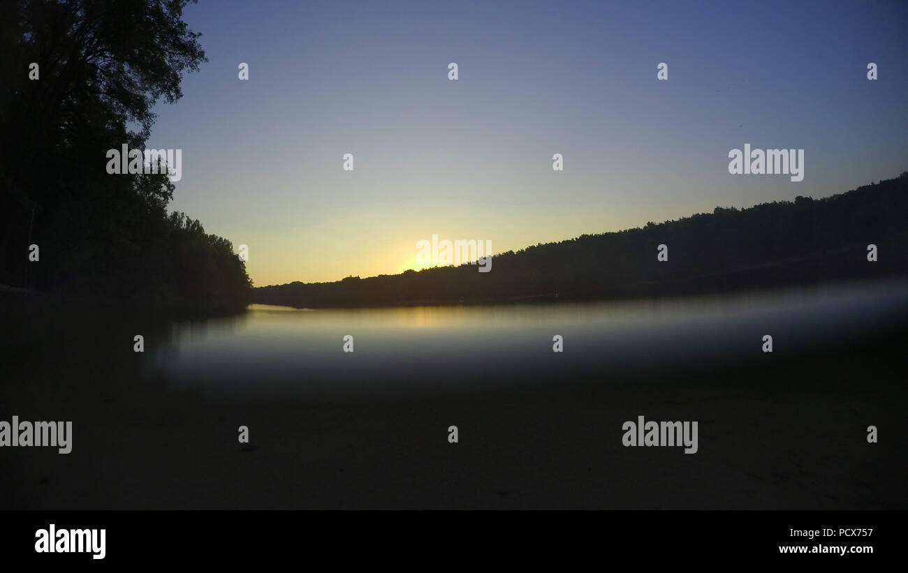 Berlin, Germany. 04th Aug, 2018. The sun rises over Grunewaldsee ...