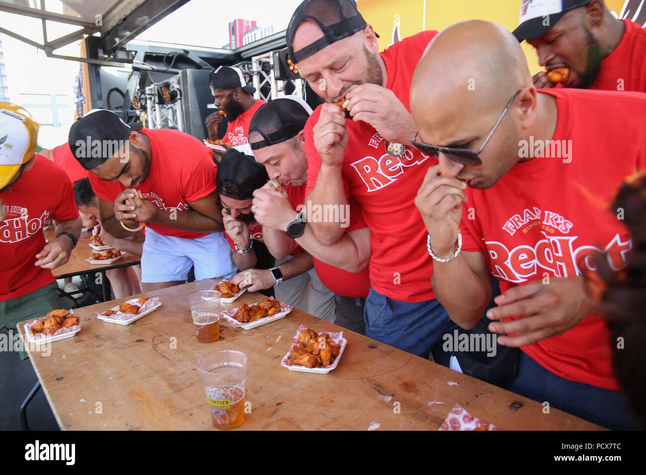 Adding sauce to chicken wings hi-res stock photography and images - Alamy
