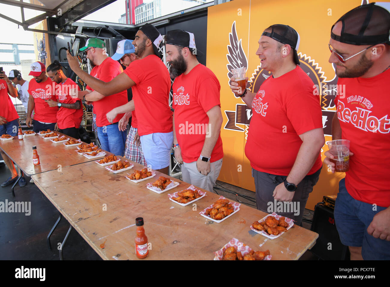 Adding sauce to chicken wings hi-res stock photography and images - Alamy