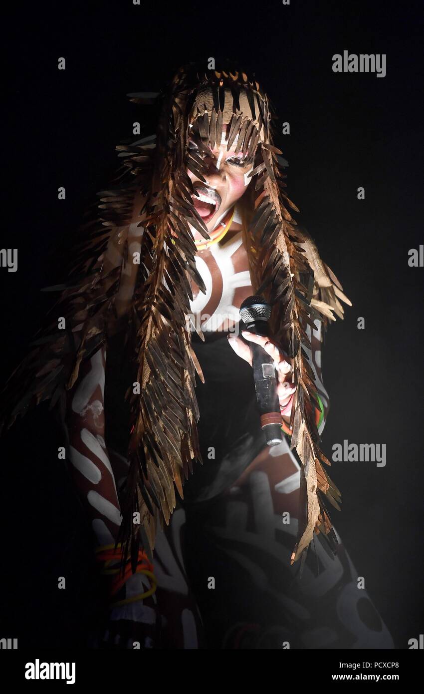 Grace jones in concert hi-res stock photography and images - Alamy