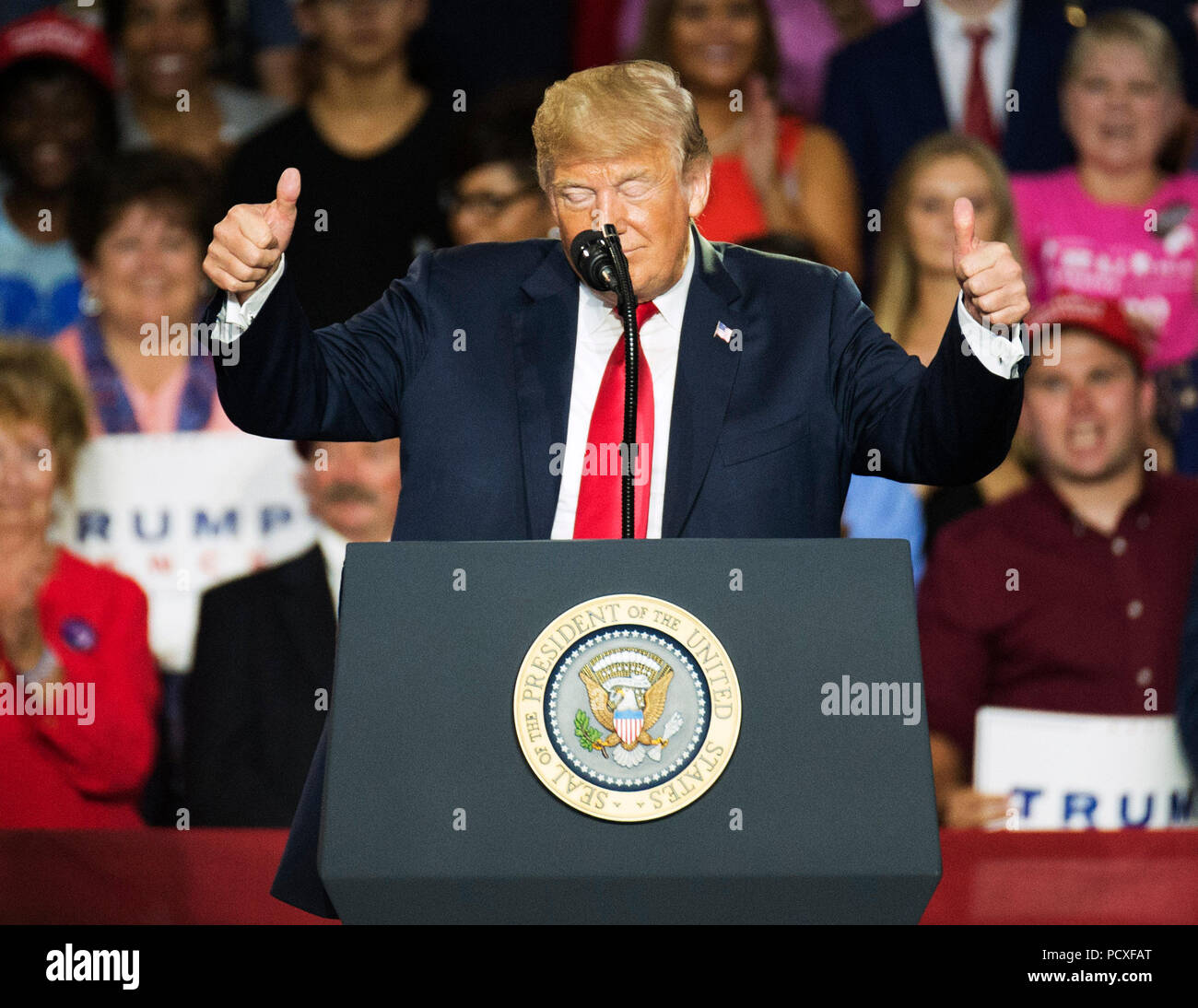 Donald trump thumbs up 2018 hi-res stock photography and images - Alamy