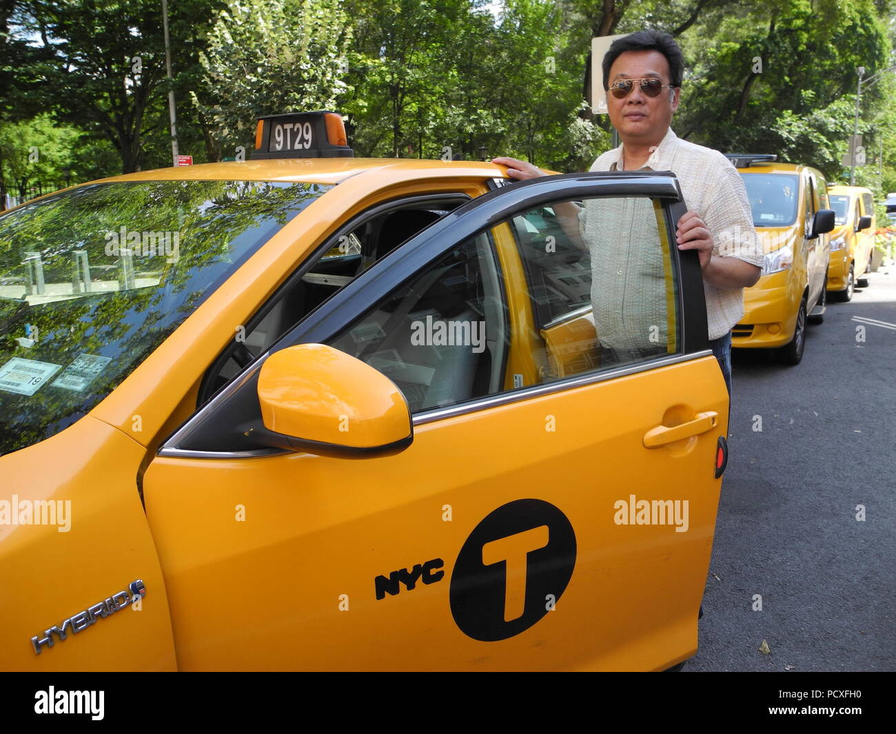 Catch a new york cab hi-res stock photography and images - Alamy