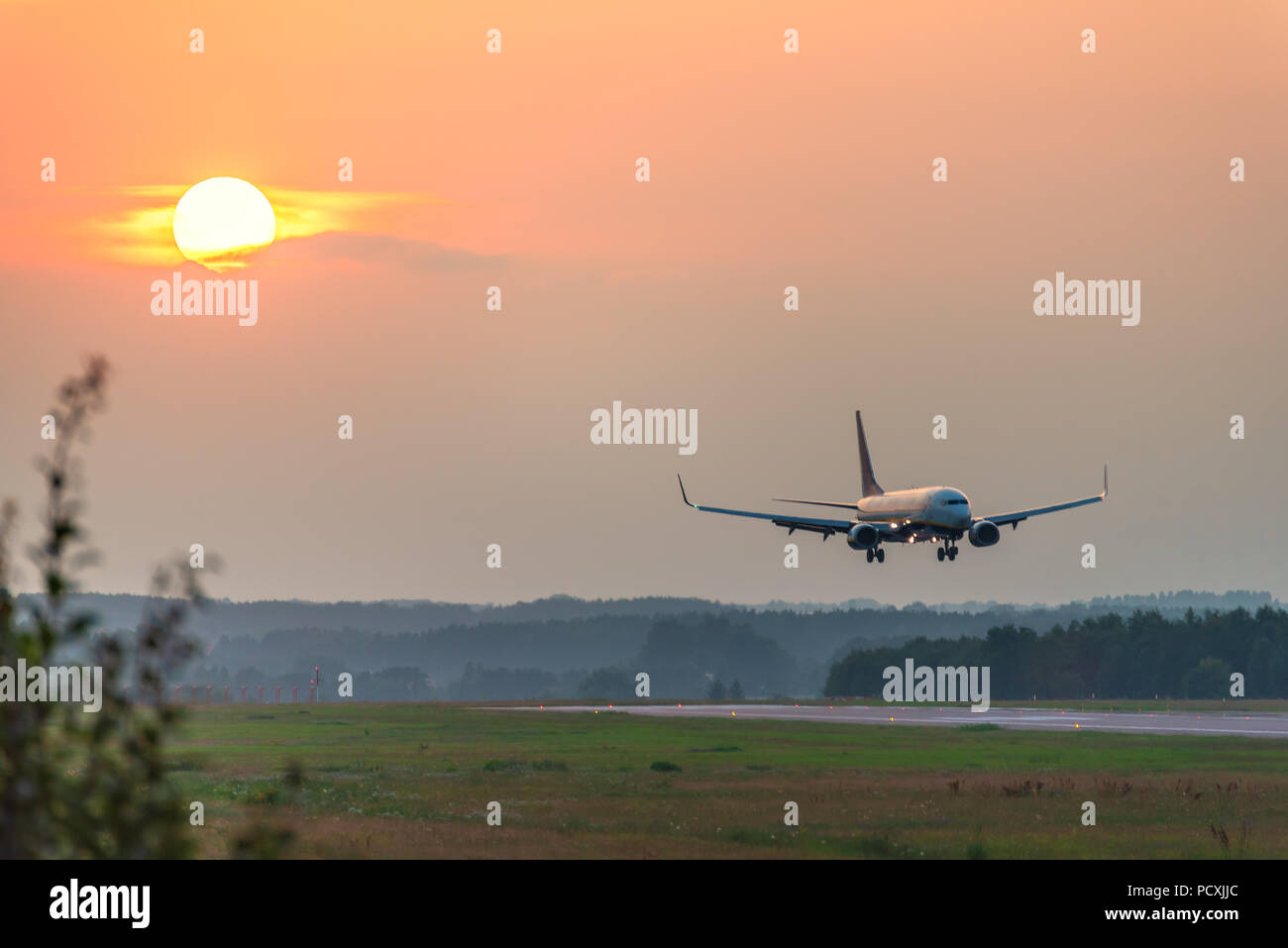 Airplane approaches runway sunset landing hi-res stock photography and ...