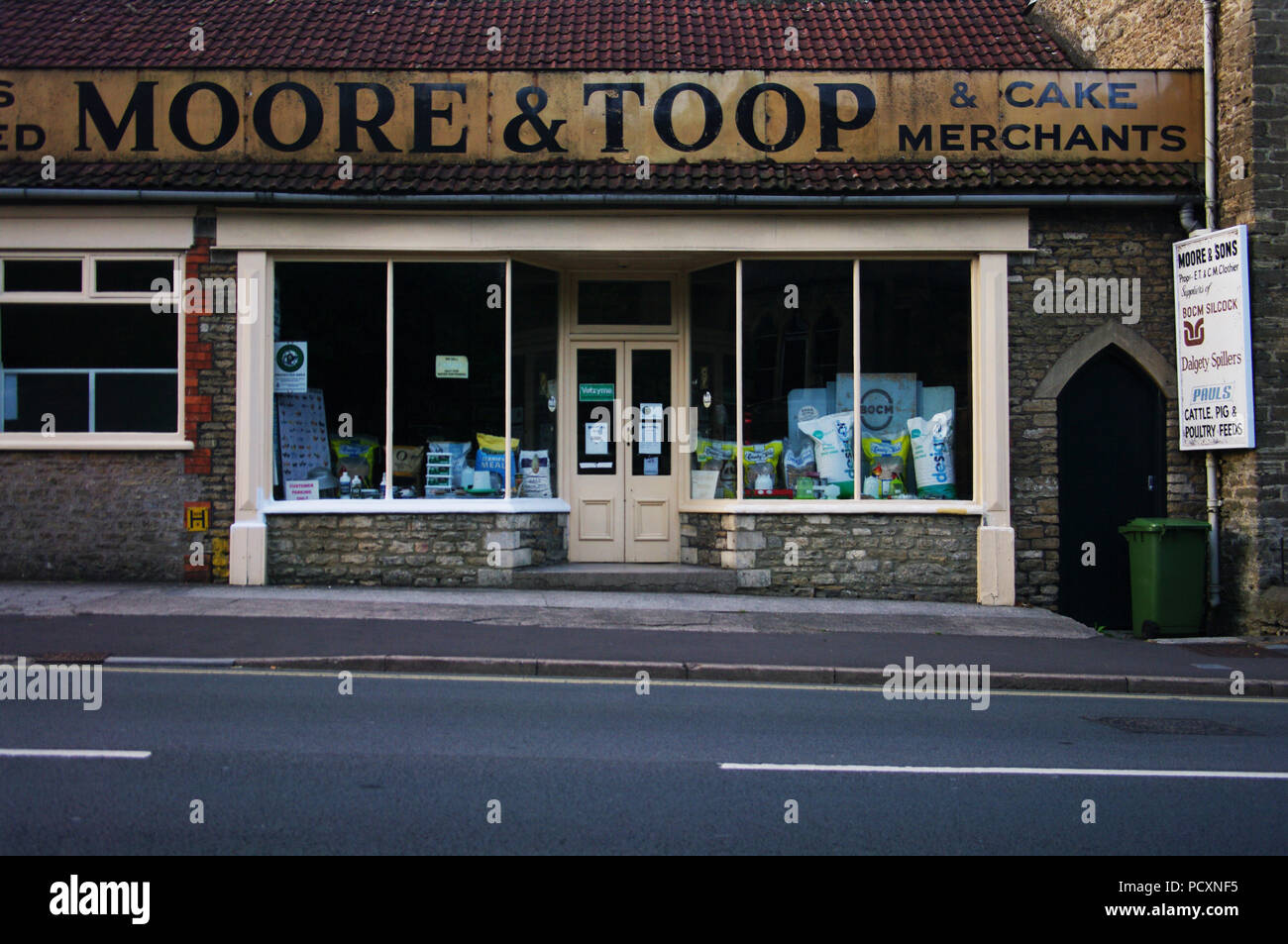 Retro shop signage hi-res stock photography and images - Alamy