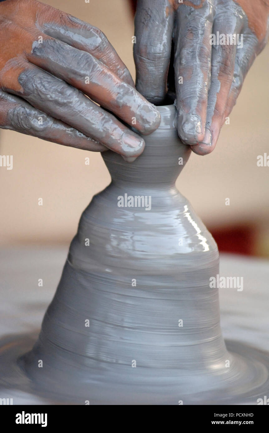 Indian Potter making an earthen pot Stock Photo - Alamy