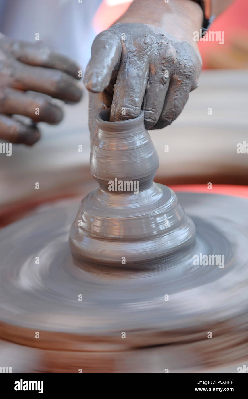 Indian Potter making an earthen pot Stock Photo - Alamy