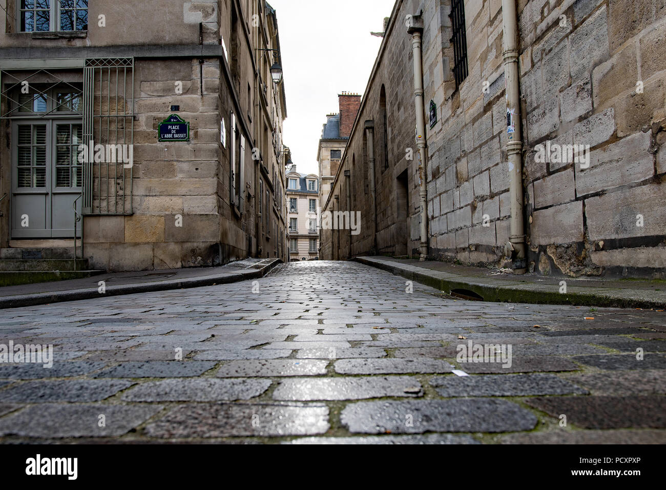 Narrow alley in Paris Stock Photo - Alamy