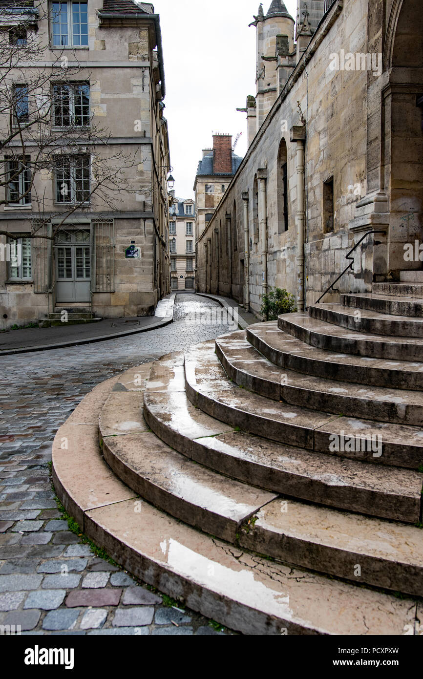 Narrow alley in Paris Stock Photo - Alamy