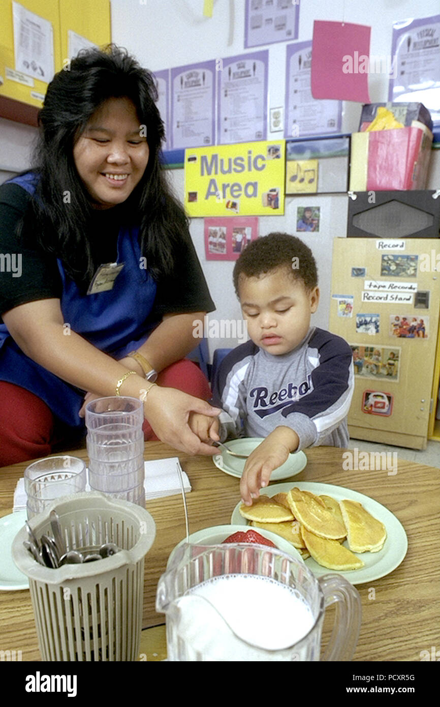 Kids eating breakfast at daycare hi-res stock photography and images ...
