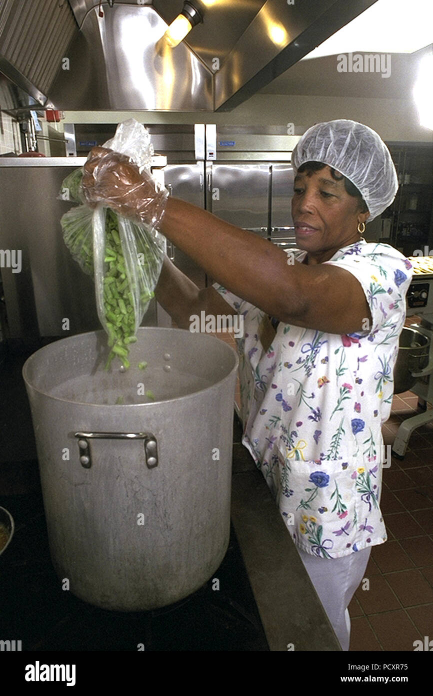 Institutional food service hi-res stock photography and images - Alamy