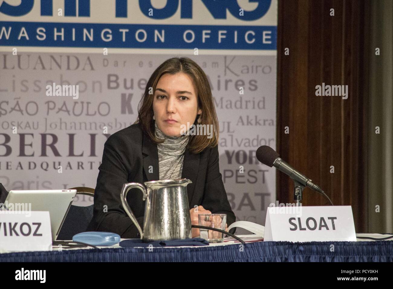 Amanda sloat hi-res stock photography and images - Alamy