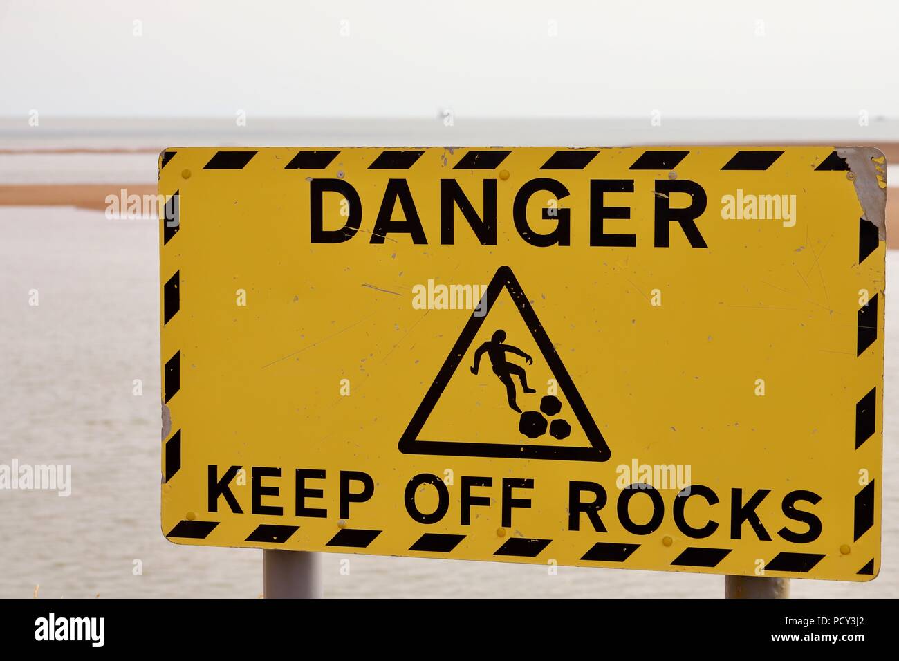 Keep off rocks warning sign hi-res stock photography and images - Alamy