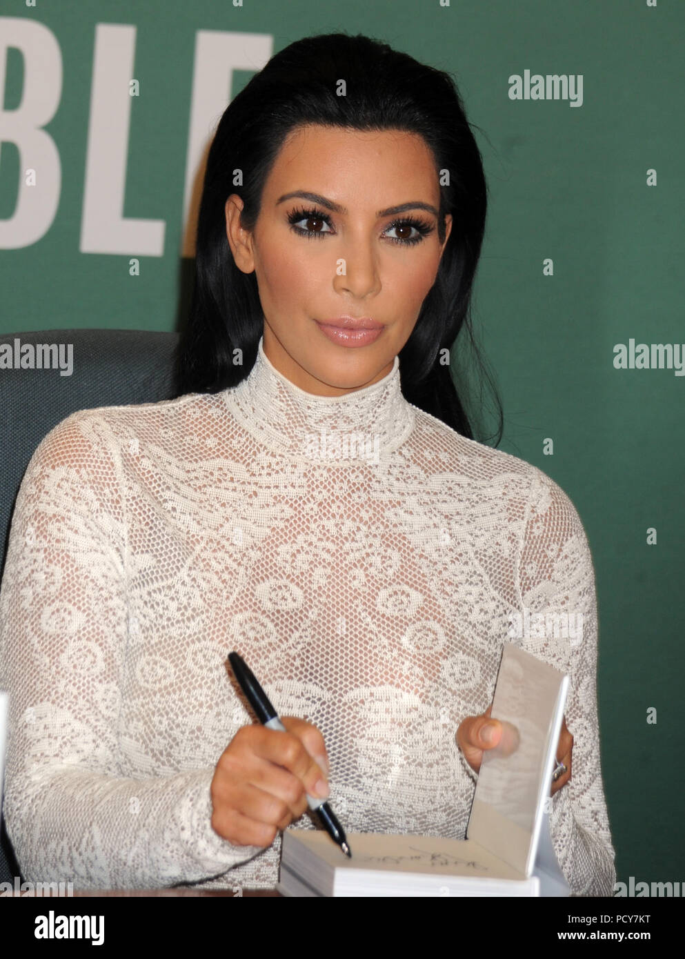Kim kardashian signs copies of hi-res stock photography and images - Alamy