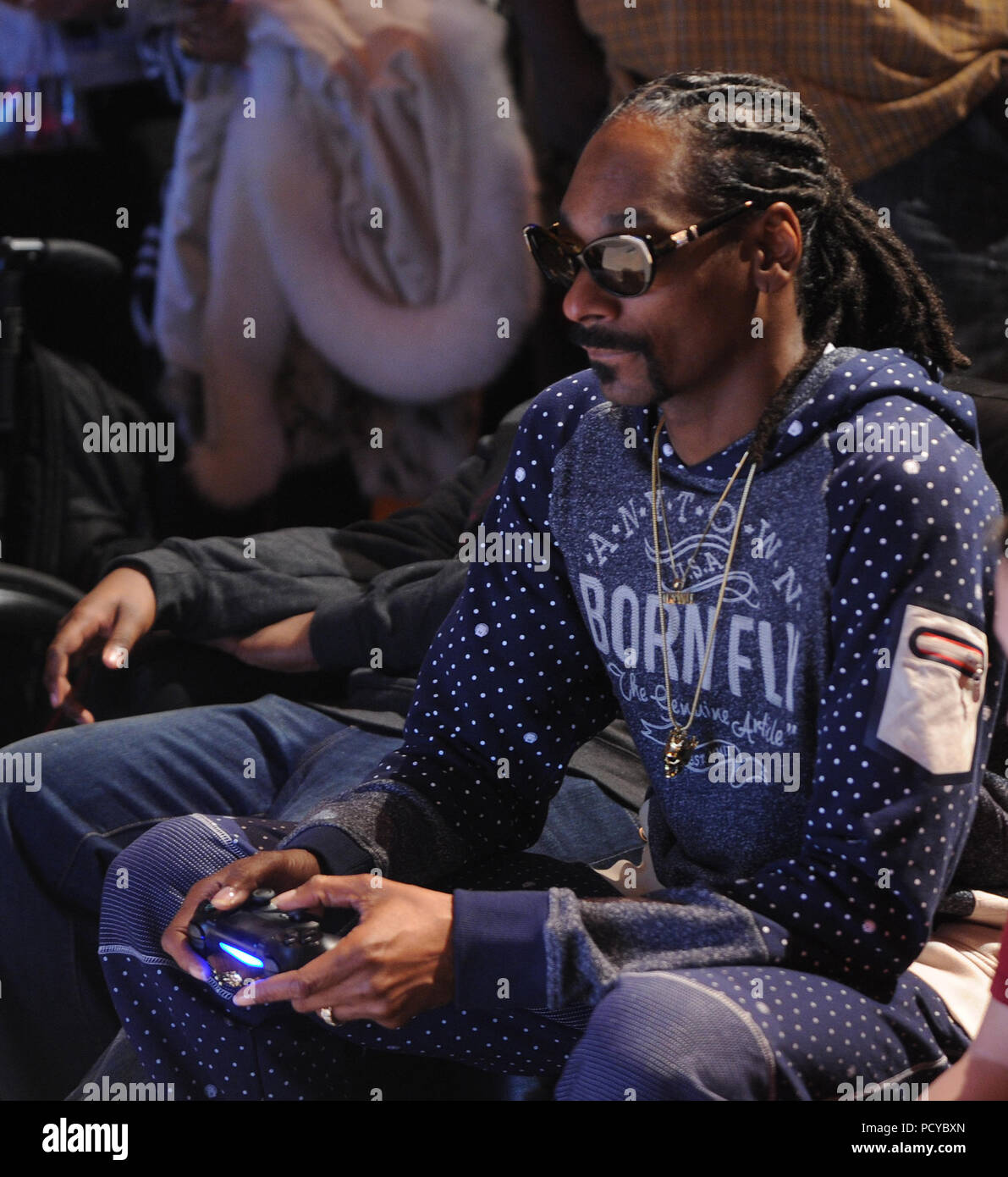 NEW YORK, NY - FEBRUARY 13: Rapper Snoop Dogg performs at the ...