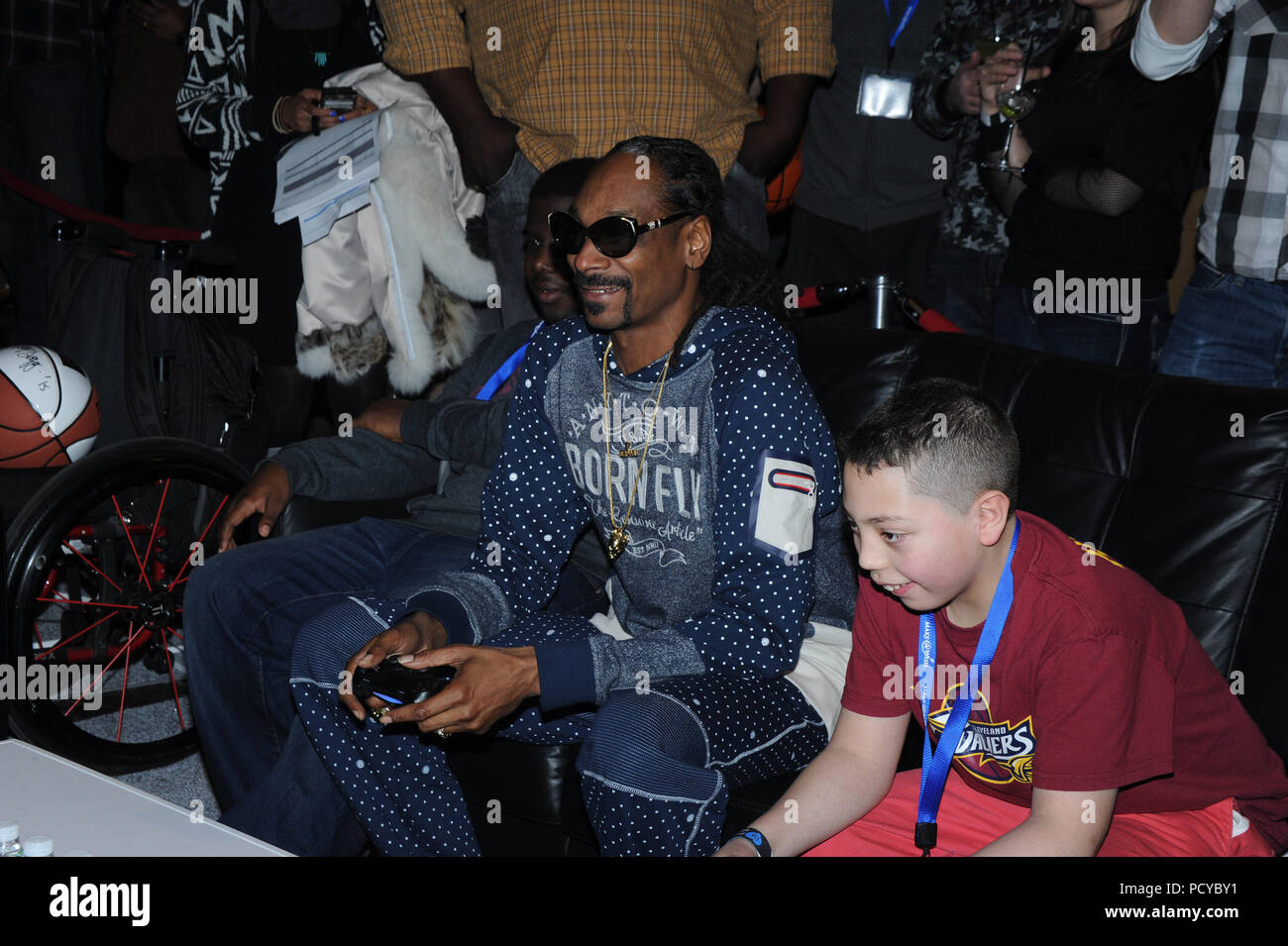 NEW YORK, NY - FEBRUARY 13: Rapper Snoop Dogg performs at the ...