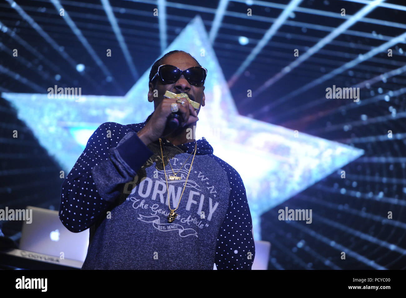 NEW YORK, NY - FEBRUARY 13: Rapper Snoop Dogg performs at the ...