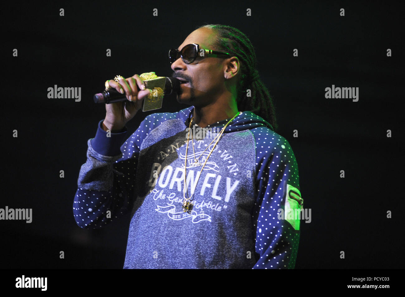 NEW YORK, NY - FEBRUARY 13: Rapper Snoop Dogg performs at the ...
