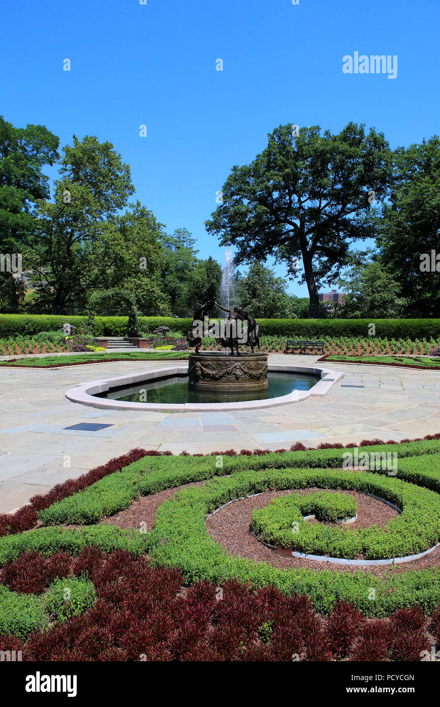 Three dancing maidens fountain hi-res stock photography and images - Alamy
