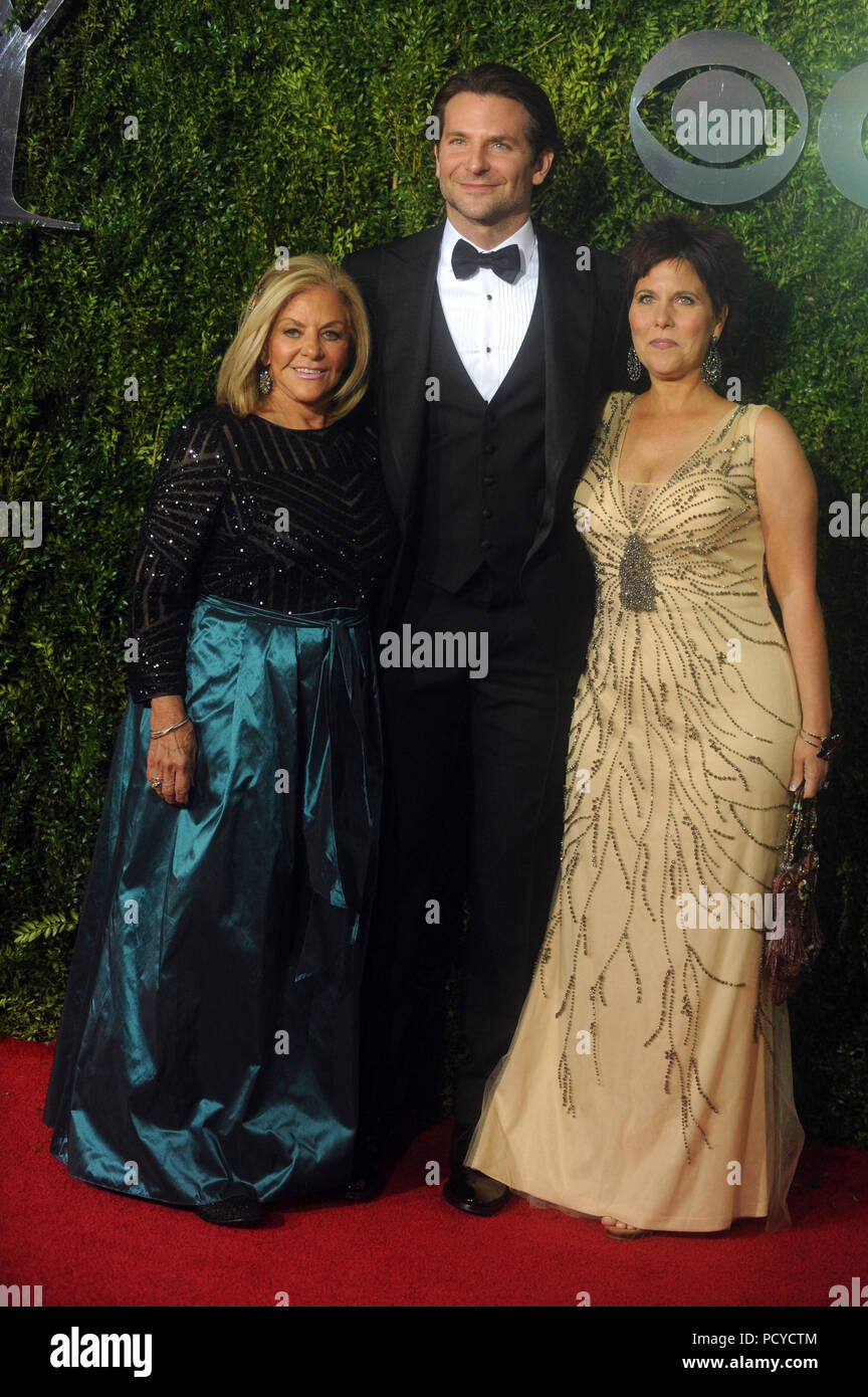 Bradley cooper and holly cooper hi-res stock photography and images - Alamy