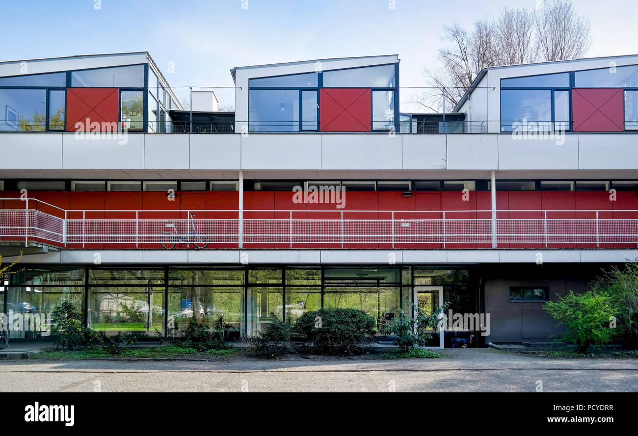 Eternithaus by architect Paul Baumgarten in Berlin's Hansaviertel ...