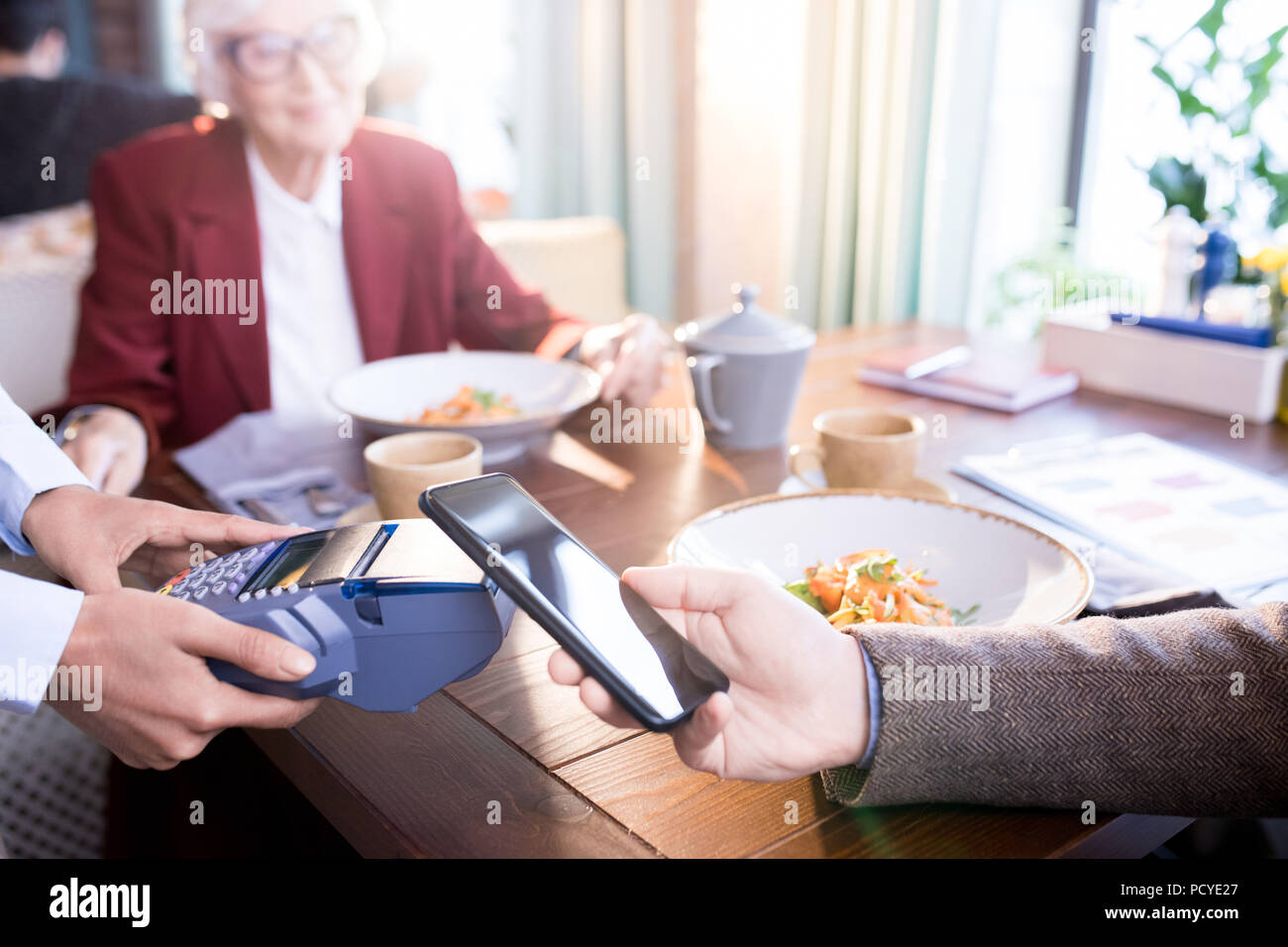 Paying meal hi-res stock photography and images - Alamy
