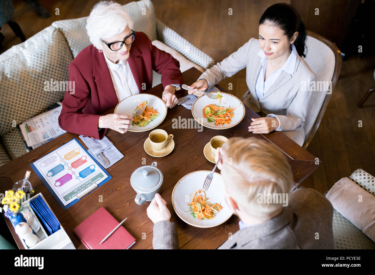 Business people having dinner hi-res stock photography and images - Alamy