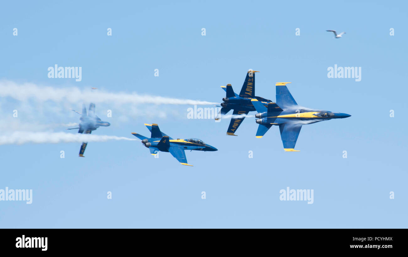 180804-N-KH214-0902 SEATTLE (August 4, 2018) The U.S. Navy Blue Angels ...