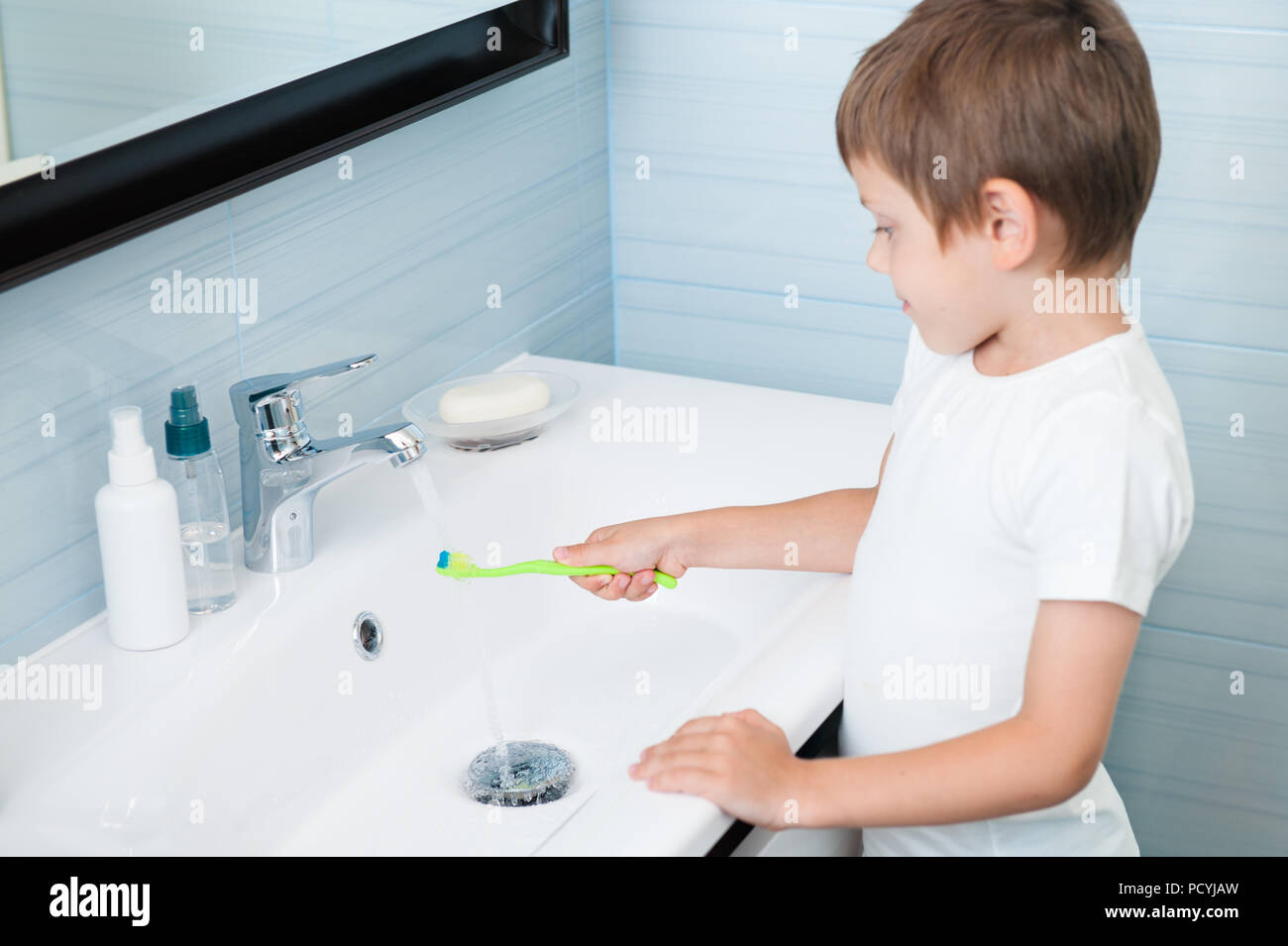 Toothbrush under running water hi-res stock photography and images - Alamy