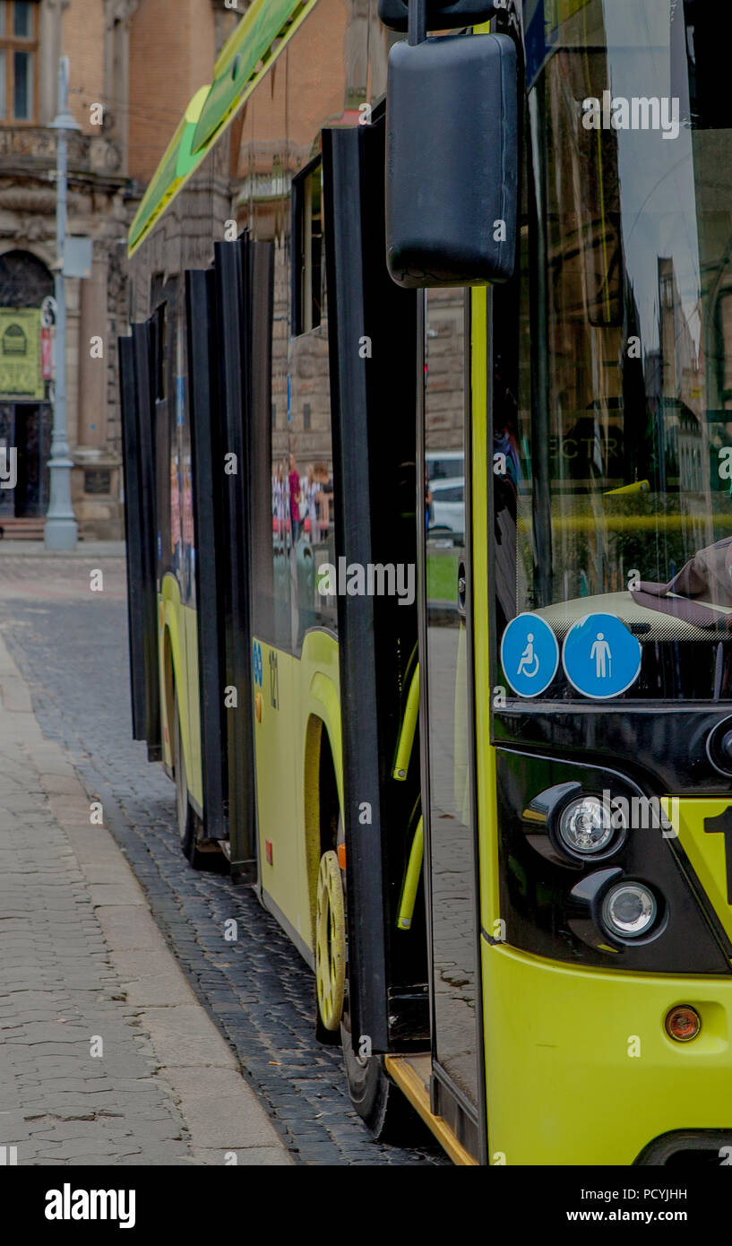 Trolley bus catenary hi-res stock photography and images - Alamy