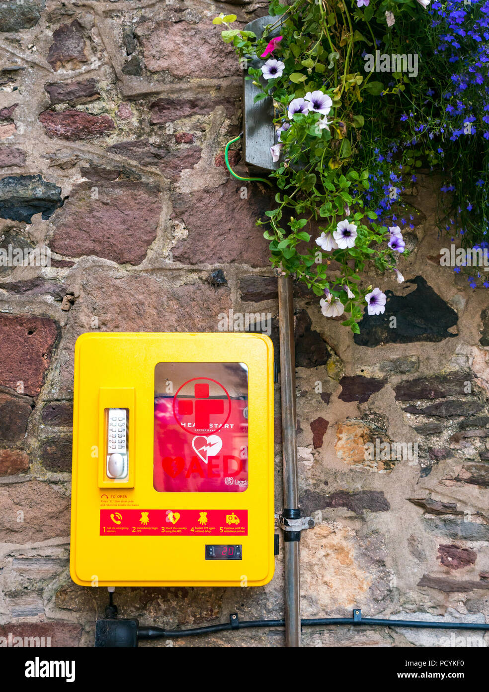 Wall mounted defibrillator hi-res stock photography and images - Alamy