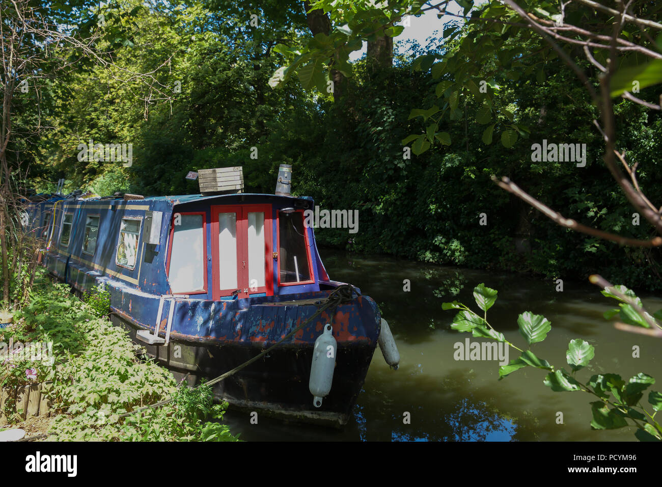 Canal boat on the Oxford Canal in Oxfordshire Stock Photo - Alamy