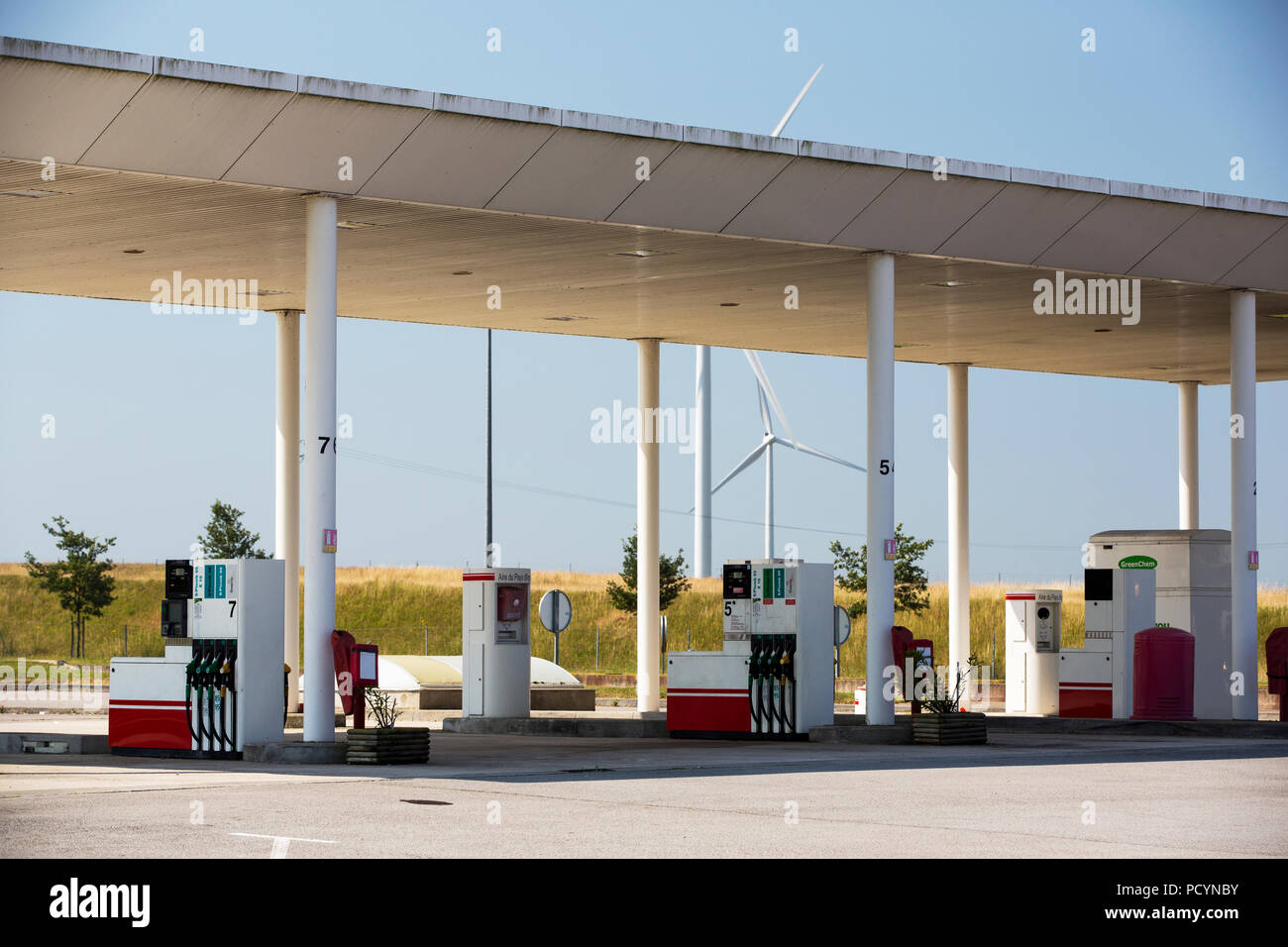 Freeway service station hi-res stock photography and images - Alamy