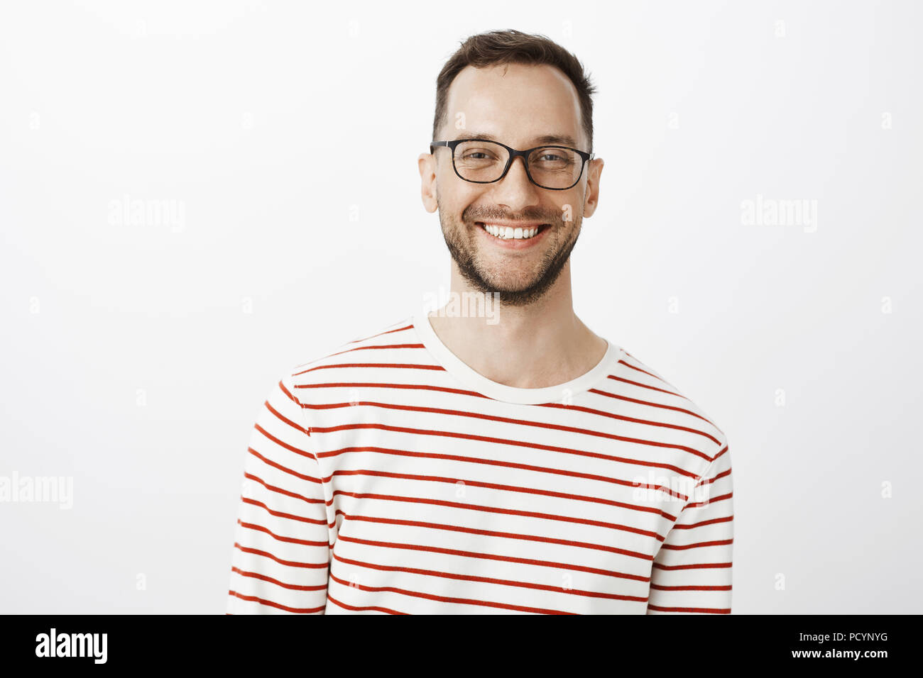 Guy looking up, gazing hi-res stock photography and images - Alamy
