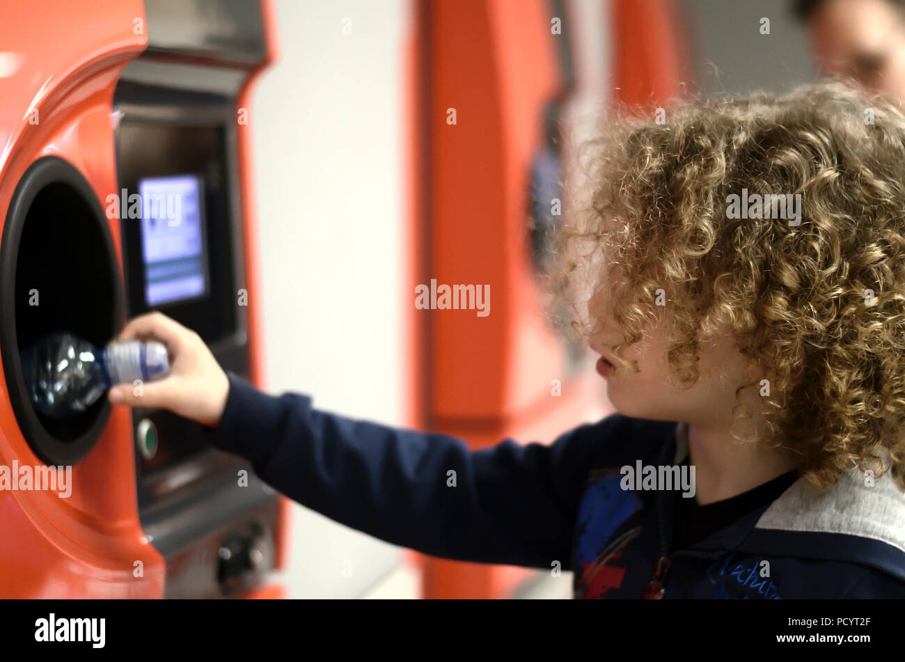 Child vending machine hi-res stock photography and images - Alamy