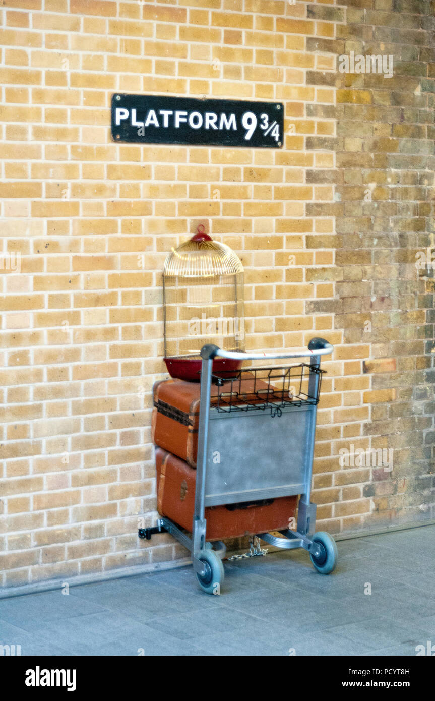 Platform 9 three quarters hi-res stock photography and images - Alamy