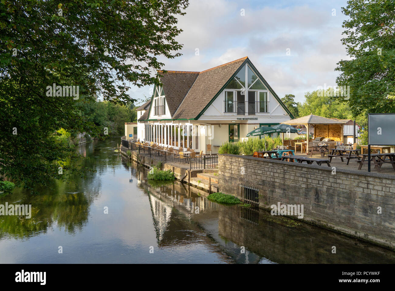 Riverside pub restaurant Stock Photo - Alamy