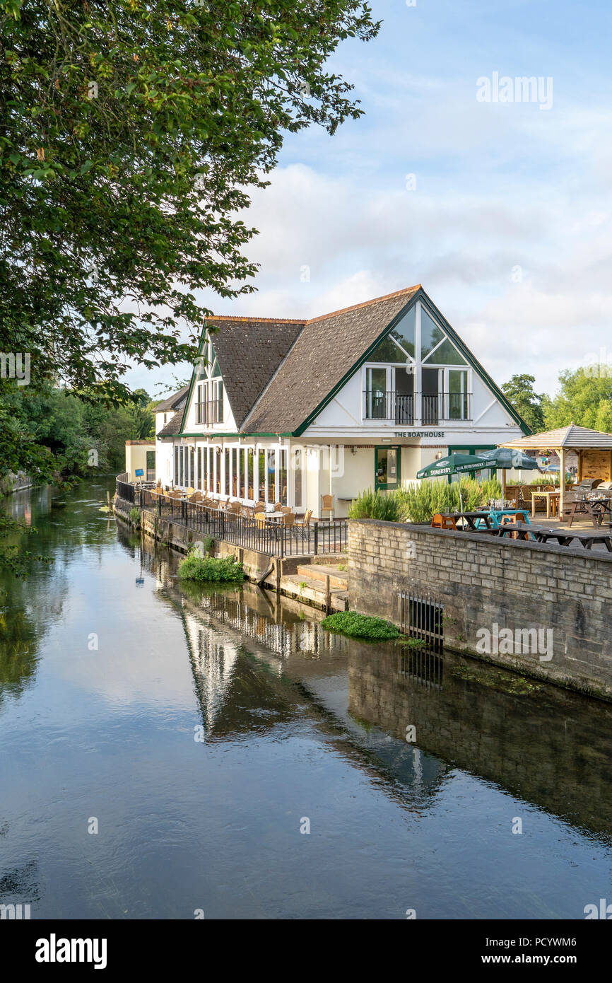 Riverside pub restaurant Stock Photo - Alamy