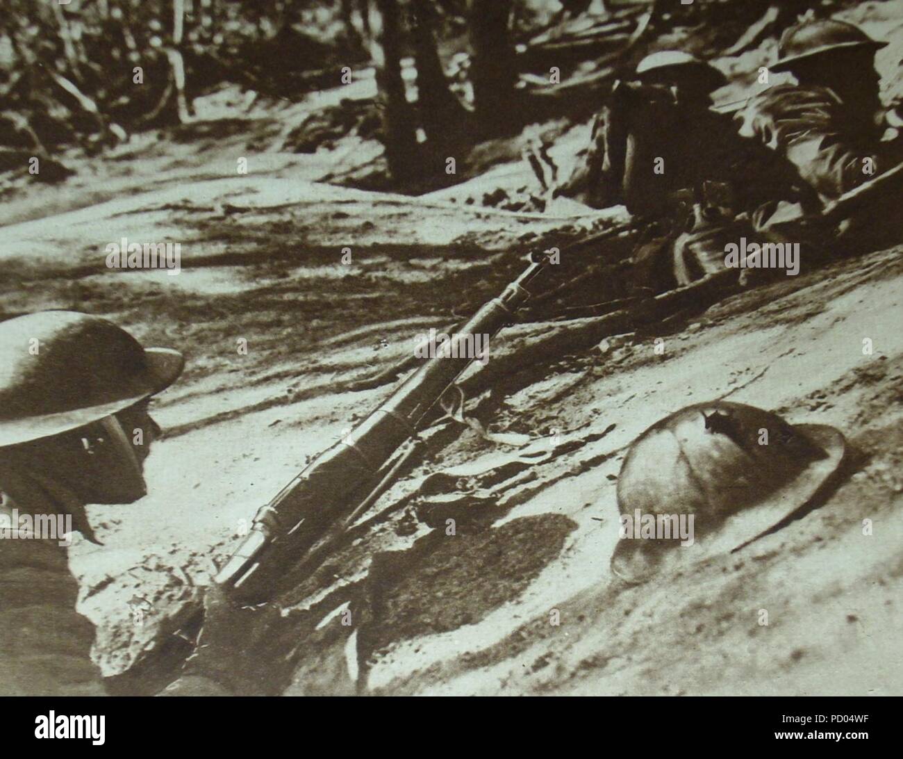 American troops climbing a hill during World War I Stock Photo - Alamy