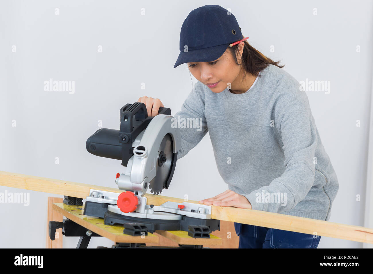 Lady using circular saw Stock Photo - Alamy
