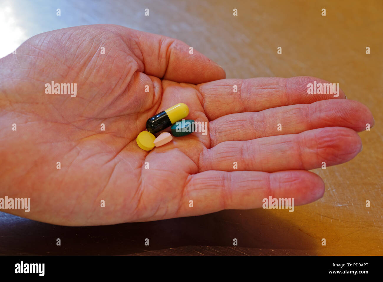 Hand and pills hi-res stock photography and images - Alamy