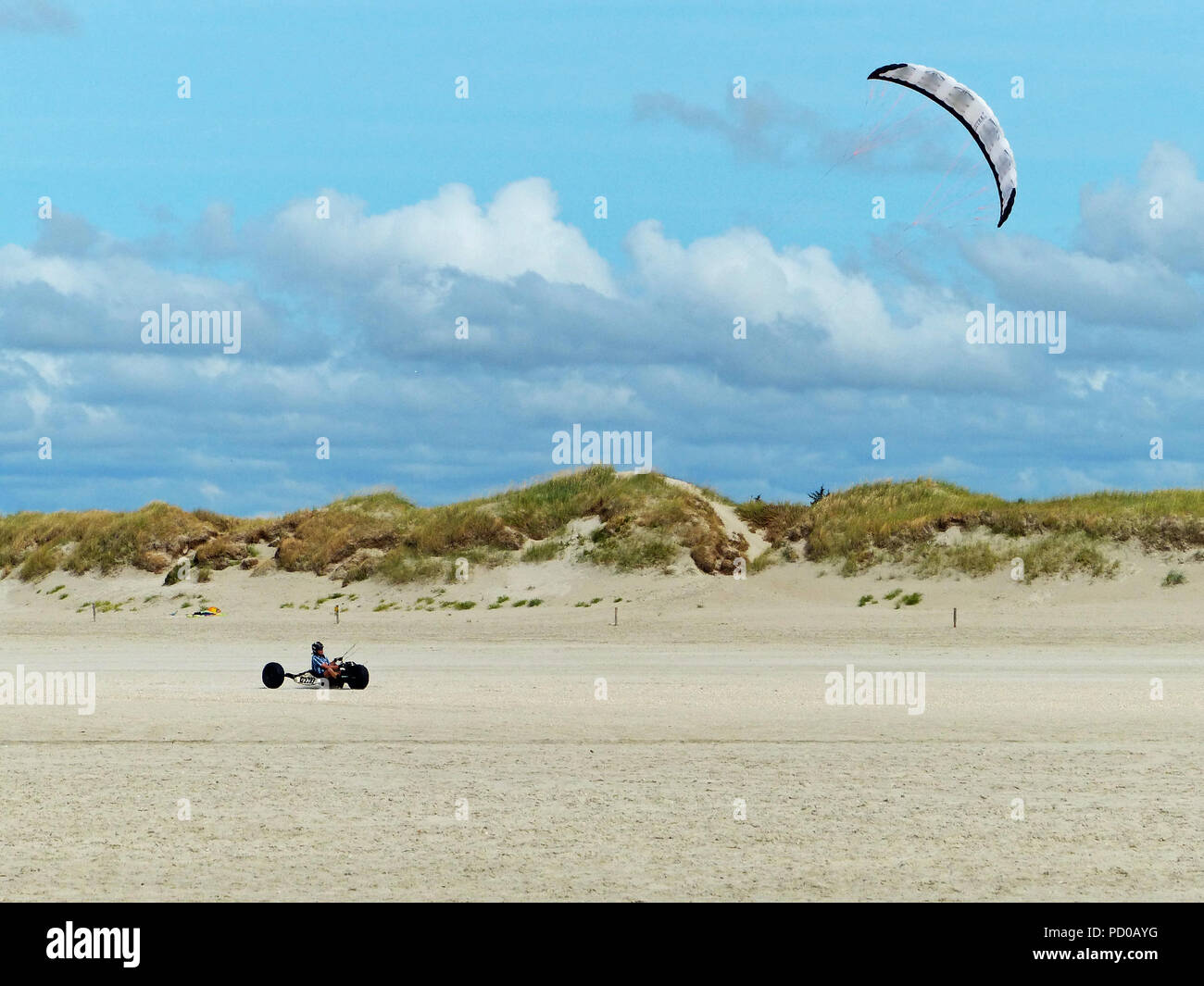 Buggy kiting hi-res stock photography and images - Alamy